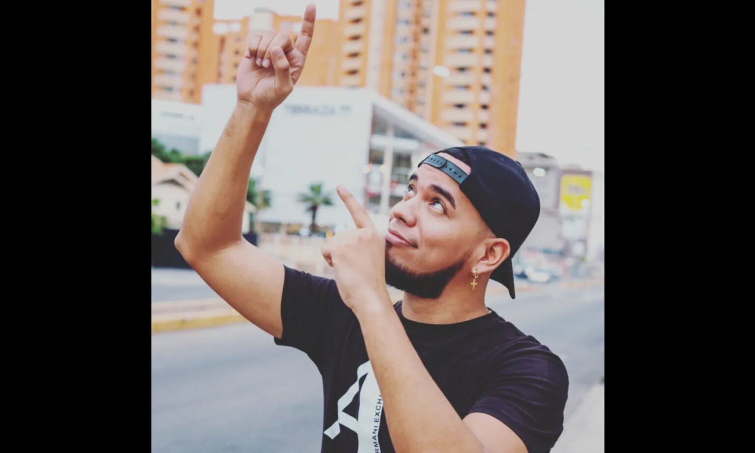 Bus colisiona y acaba con la vida de un DJ Army”, frente a Plaza para ...